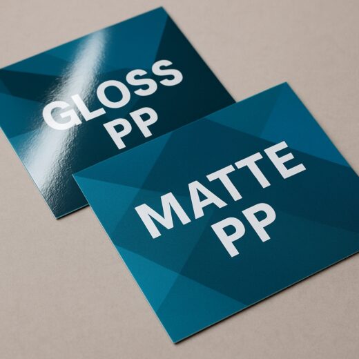 グロスPPとマットPPの違いとは？印刷物の雰囲気を左右するPP加工の選び方ガイド｜新潟フレキソ